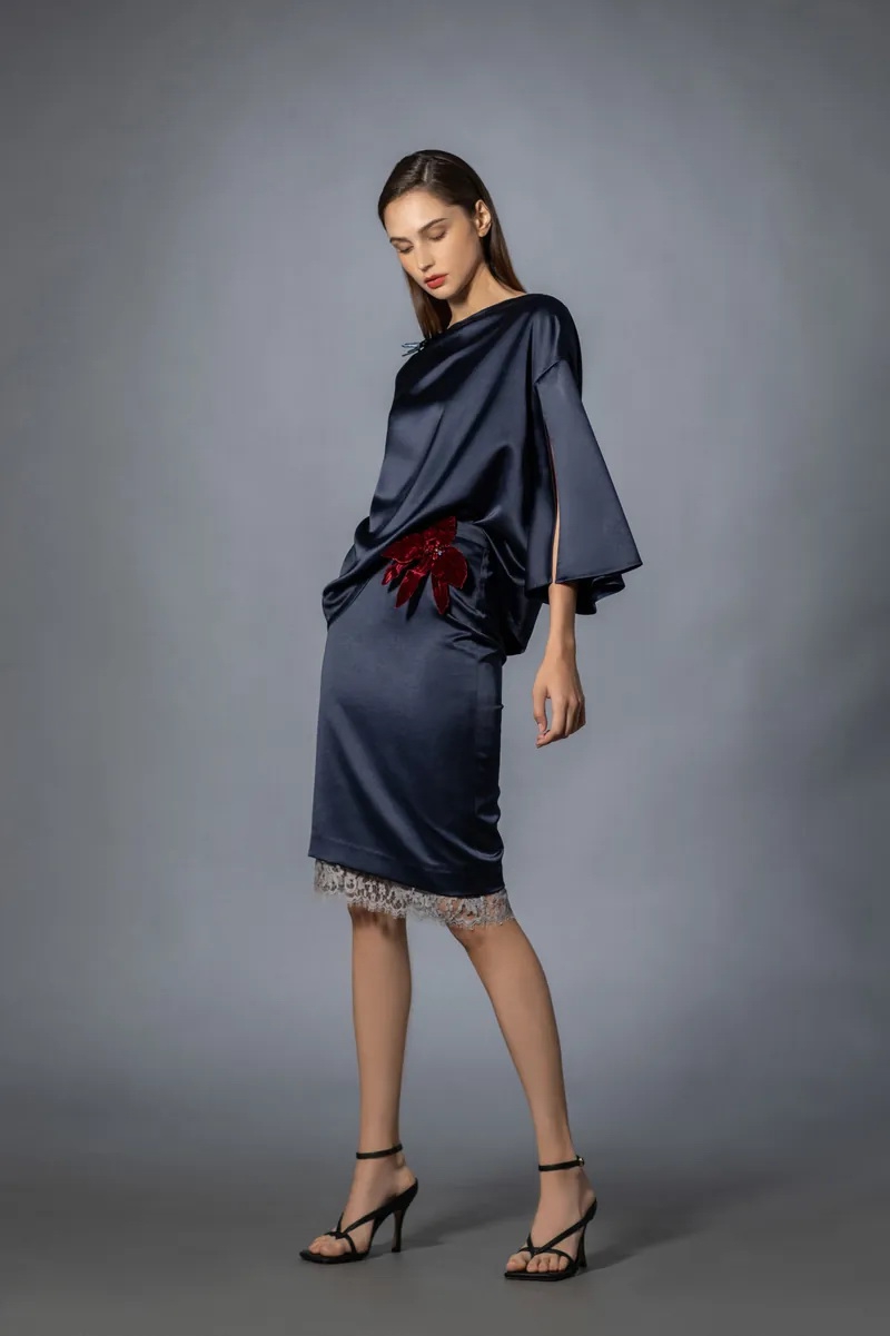 平口披風效果上衣 / 蕾絲邊立體花飾窄裙_新京繡 New Jing Xiu Collection_Khieng COUTURE_Shop ...