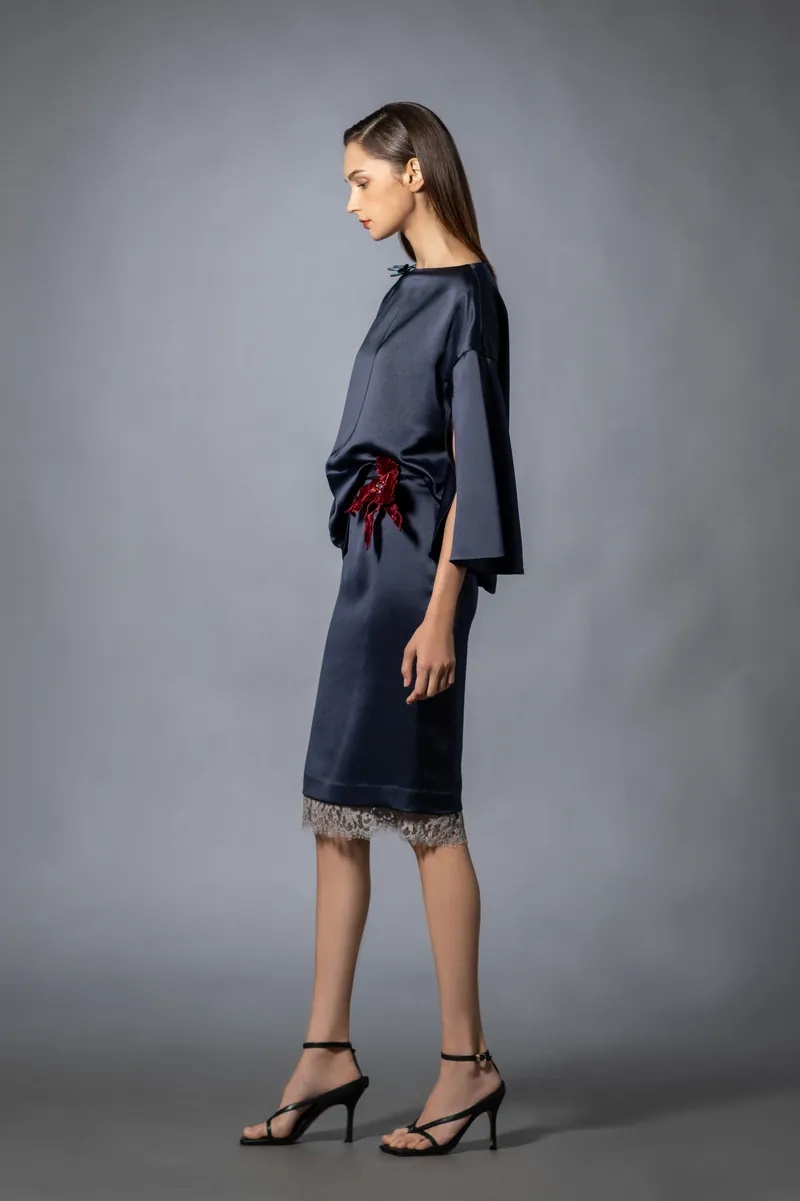 平口披風效果上衣 / 蕾絲邊立體花飾窄裙_新京繡 New Jing Xiu Collection_Khieng COUTURE_Shop ...